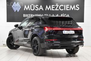 Black Audi E-Tron 2022 in Riga, with an engine capacity of 0.00 L and mileage of 82 thousand km for 35590 €, photo 7 on AUTOMOTO.COM.LV