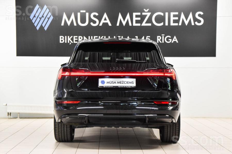 Black Audi E-Tron 2022 in Riga, with an engine capacity of 0.00 L and mileage of 82 thousand km for 35590 €, photo 8 on AUTOMOTO.COM.LV