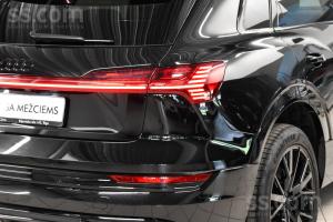 Black Audi E-Tron 2022 in Riga, with an engine capacity of 0.00 L and mileage of 82 thousand km for 35590 €, photo 11 on AUTOMOTO.COM.LV