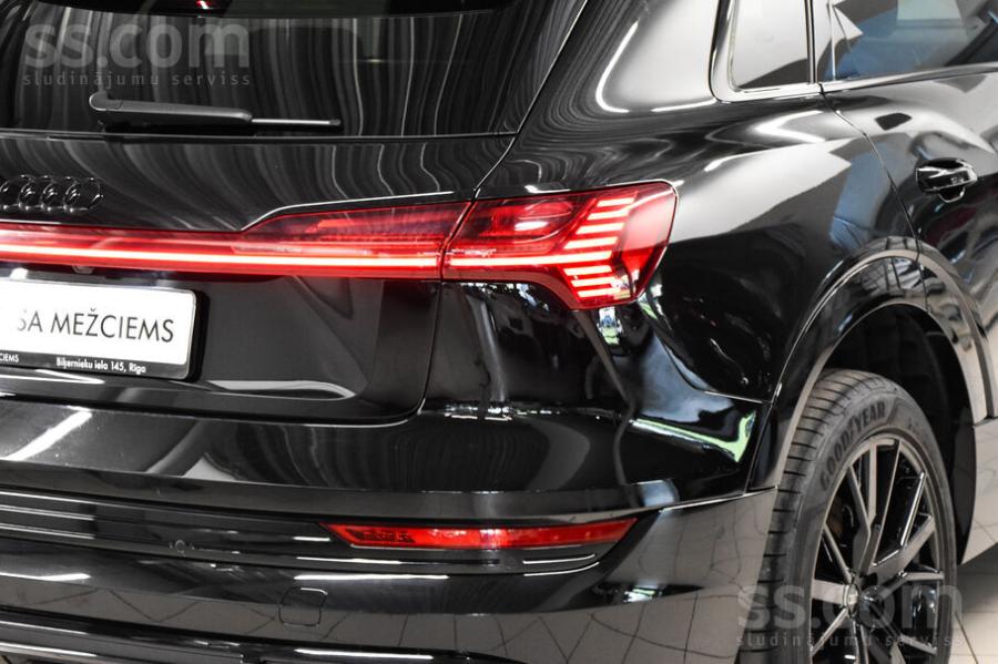 Black Audi E-Tron 2022 in Riga, with an engine capacity of 0.00 L and mileage of 82 thousand km for 35590 €, photo 11 on AUTOMOTO.COM.LV