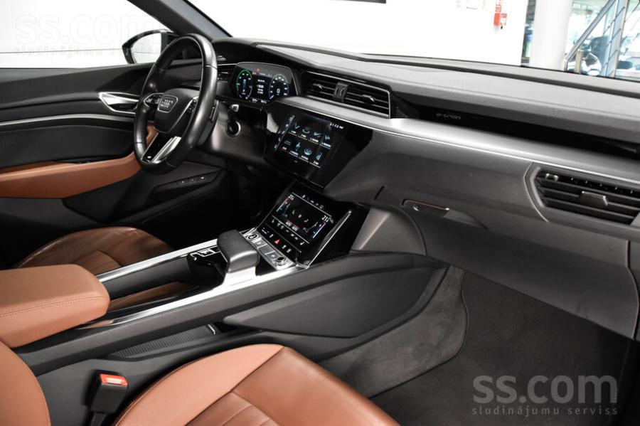 Black Audi E-Tron 2022 in Riga, with an engine capacity of 0.00 L and mileage of 82 thousand km for 35590 €, photo 17 on AUTOMOTO.COM.LV