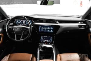 Black Audi E-Tron 2022 in Riga, with an engine capacity of 0.00 L and mileage of 82 thousand km for 35590 €, photo 21 on AUTOMOTO.COM.LV