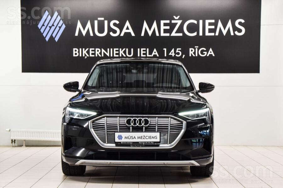 Black Audi E-Tron 2022 in Riga, with an engine capacity of 0.00 L and mileage of 125 thousand km for 30990 €, photo 3 on AUTOMOTO.COM.LV