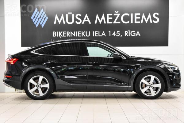 Melns Audi E-Tron 2022 Rīga, ar dzinēja tilpumu 0.00 L un nobraukumu 125 tūkst. km par 30990 €, foto 4 vietnē AUTOMOTO.COM.LV