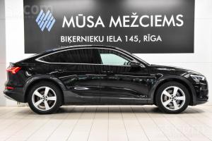 Black Audi E-Tron 2022 in Riga, with an engine capacity of 0.00 L and mileage of 125 thousand km for 30990 €, photo 5 on AUTOMOTO.COM.LV