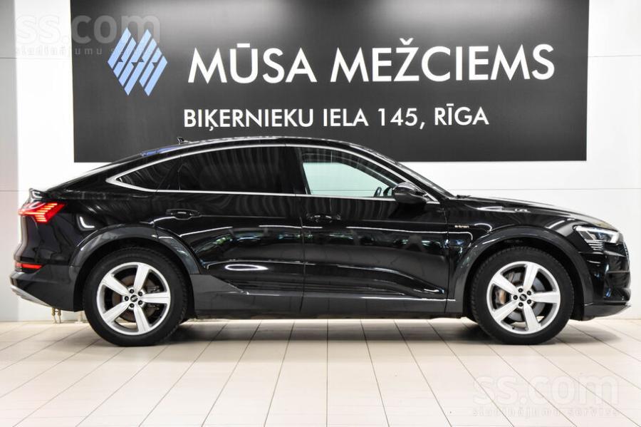 Black Audi E-Tron 2022 in Riga, with an engine capacity of 0.00 L and mileage of 125 thousand km for 30990 €, photo 5 on AUTOMOTO.COM.LV