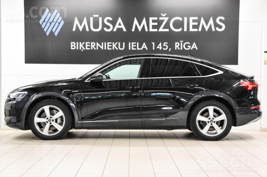 Black Audi E-Tron 2022 in Riga, with an engine capacity of 0.00 L and mileage of 125 thousand km for 30990 €, photo 6 on AUTOMOTO.COM.LV