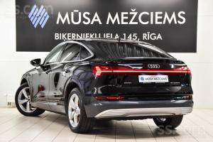 Black Audi E-Tron 2022 in Riga, with an engine capacity of 0.00 L and mileage of 125 thousand km for 30990 €, photo 7 on AUTOMOTO.COM.LV