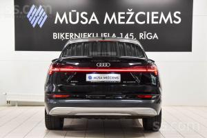 Black Audi E-Tron 2022 in Riga, with an engine capacity of 0.00 L and mileage of 125 thousand km for 30990 €, photo 8 on AUTOMOTO.COM.LV