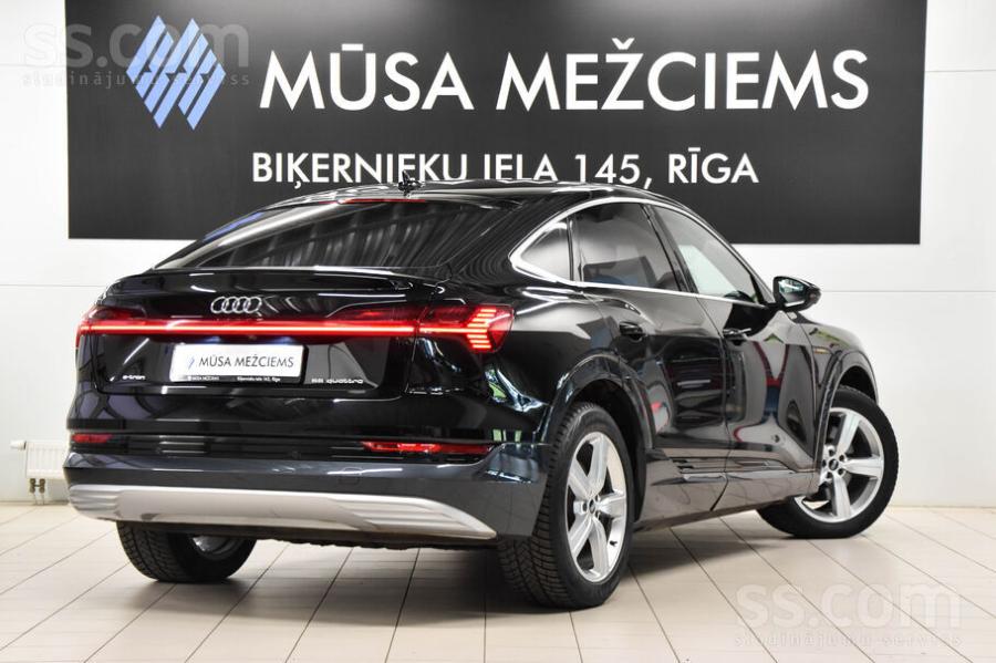 Black Audi E-Tron 2022 in Riga, with an engine capacity of 0.00 L and mileage of 125 thousand km for 30990 €, photo 9 on AUTOMOTO.COM.LV