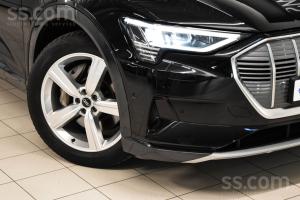 Black Audi E-Tron 2022 in Riga, with an engine capacity of 0.00 L and mileage of 125 thousand km for 30990 €, photo 10 on AUTOMOTO.COM.LV