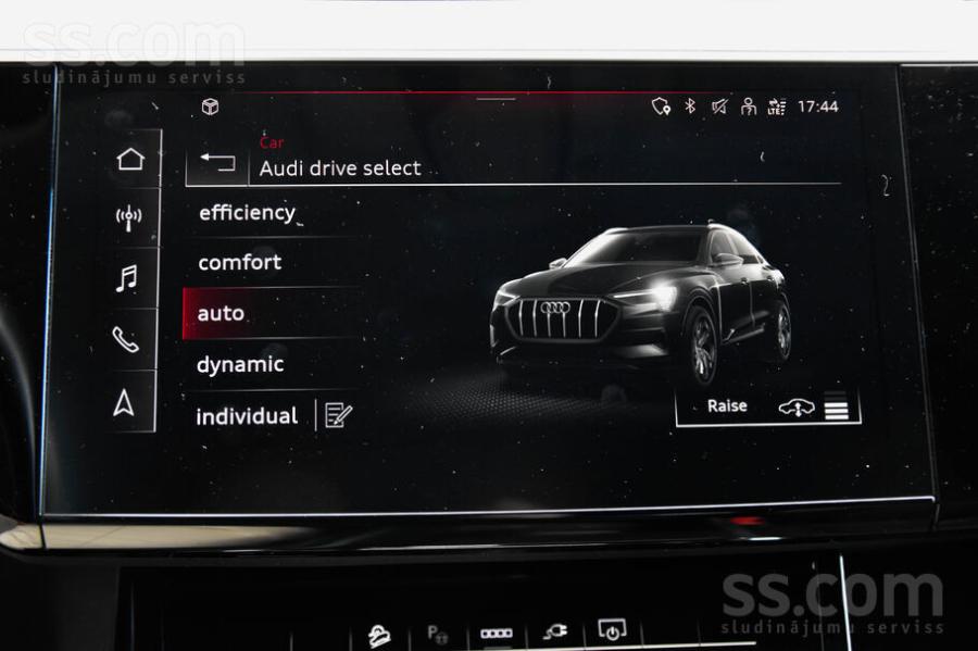 Black Audi E-Tron 2022 in Riga, with an engine capacity of 0.00 L and mileage of 125 thousand km for 30990 €, photo 28 on AUTOMOTO.COM.LV