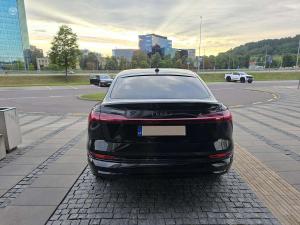 Black Audi E-Tron 2022 in Vilnius, with an engine capacity of 0.00 L and mileage of 55 thousand km for 39990 €, photo 6 on AUTOMOTO.COM.LV