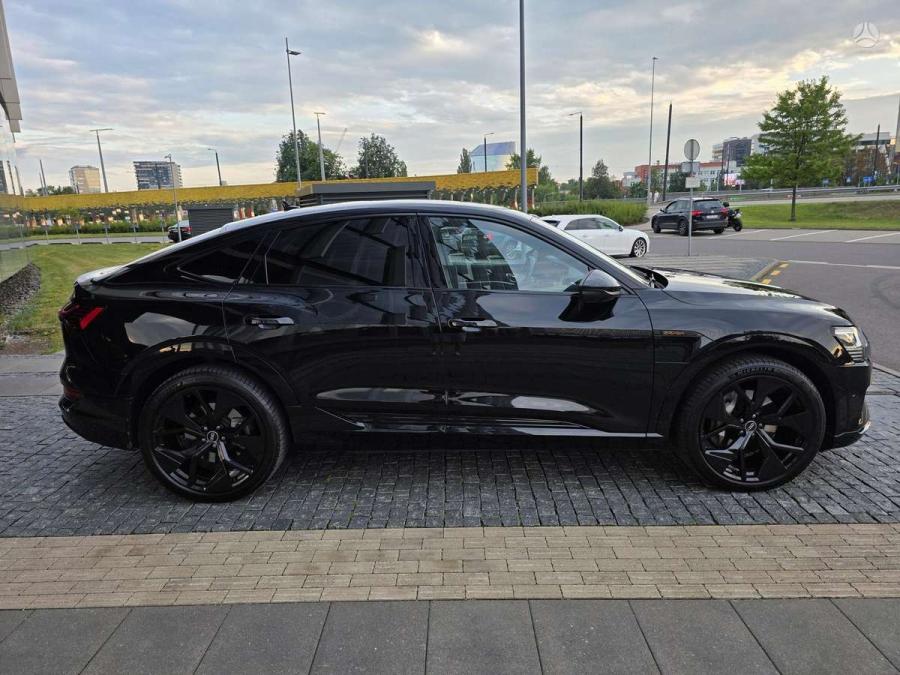 Black Audi E-Tron 2022 in Vilnius, with an engine capacity of 0.00 L and mileage of 55 thousand km for 39990 €, photo 8 on AUTOMOTO.COM.LV