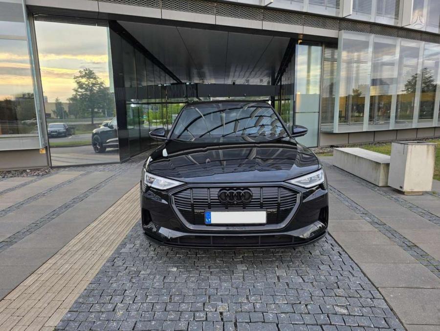 Black Audi E-Tron 2022 in Vilnius, with an engine capacity of 0.00 L and mileage of 55 thousand km for 39990 €, photo 10 on AUTOMOTO.COM.LV