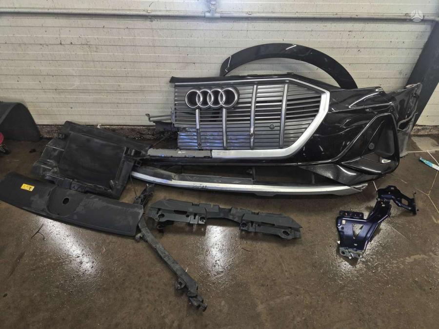 Черный Ауди E-Tron 2022 в Вильнюс, объемом двигателя 0.00 л и пробегом 65 тыс. км за 17900 €, фото 31 на AUTOMOTO.COM.LV