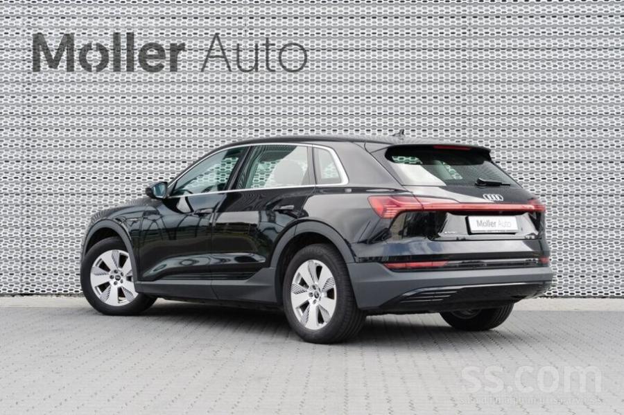 Black Audi E-Tron 2022 in Riga, with an engine capacity of 0.00 L and mileage of 61 thousand km for 34150 €, photo 4 on AUTOMOTO.COM.LV