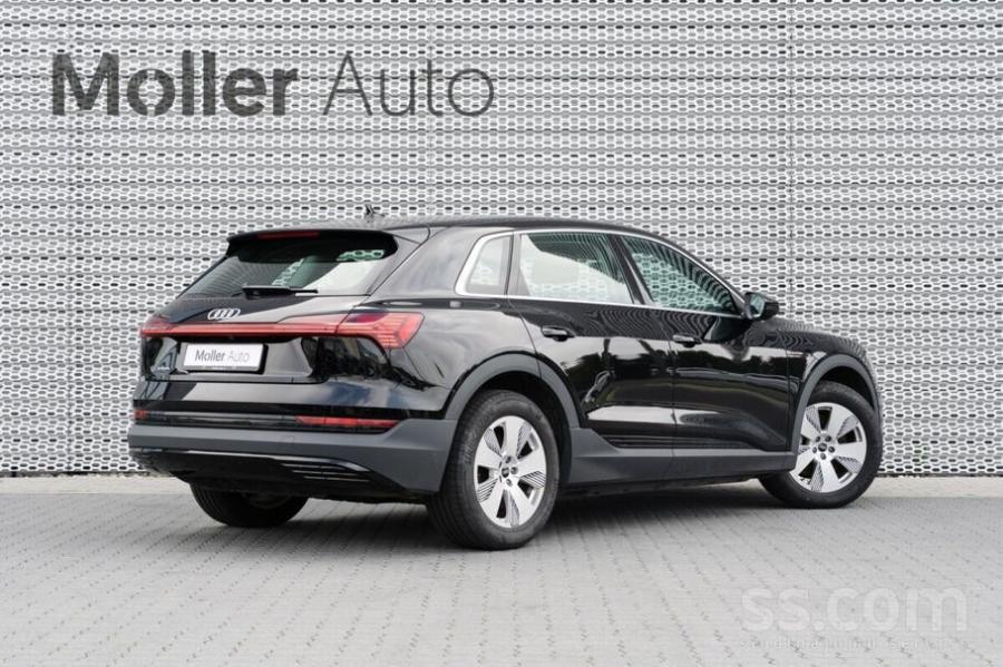 Black Audi E-Tron 2022 in Riga, with an engine capacity of 0.00 L and mileage of 61 thousand km for 34150 €, photo 5 on AUTOMOTO.COM.LV