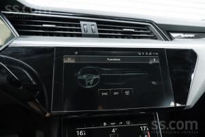 Black Audi E-Tron 2022 in Riga, with an engine capacity of 0.00 L and mileage of 61 thousand km for 34150 €, photo 17 on AUTOMOTO.COM.LV