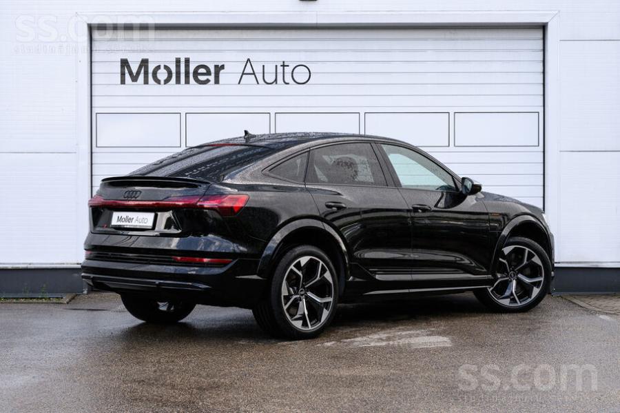 Black Audi E-Tron 2022 in Riga, with an engine capacity of 0.00 L and mileage of 30 thousand km for 42950 €, photo 4 on AUTOMOTO.COM.LV