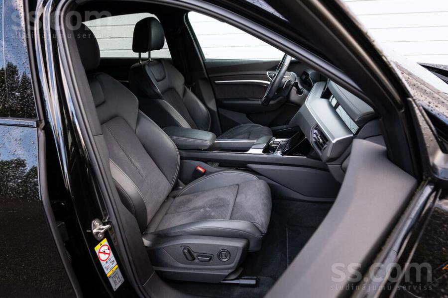 Black Audi E-Tron 2022 in Riga, with an engine capacity of 0.00 L and mileage of 30 thousand km for 42950 €, photo 7 on AUTOMOTO.COM.LV