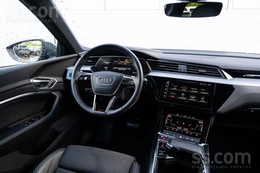 Black Audi E-Tron 2022 in Riga, with an engine capacity of 0.00 L and mileage of 30 thousand km for 42950 €, photo 10 on AUTOMOTO.COM.LV