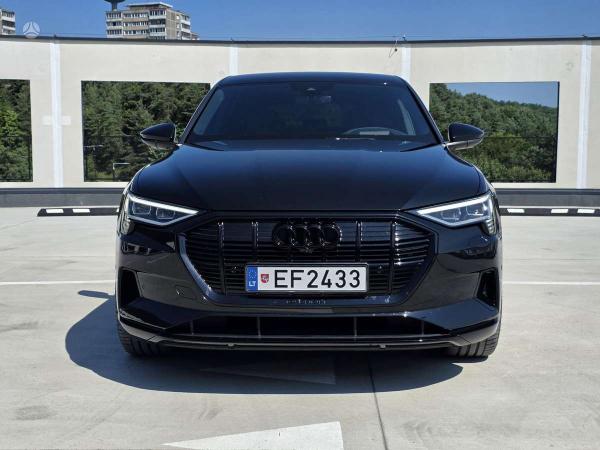 Черный Ауди E-Tron 2022 в Вильнюс, объемом двигателя 0.00 л и пробегом 55 тыс. км за 39800 €, фото 2 на AUTOMOTO.COM.LV