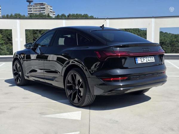 Черный Ауди E-Tron 2022 в Вильнюс, объемом двигателя 0.00 л и пробегом 55 тыс. км за 39800 €, фото 7 на AUTOMOTO.COM.LV