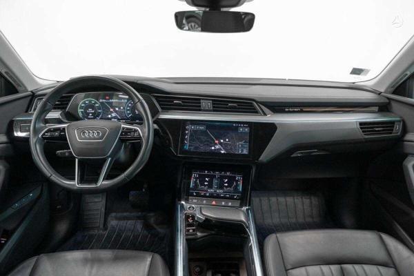Черный Ауди E-Tron 2022 в Вильнюс, объемом двигателя 0.00 л и пробегом 58 тыс. км за 27900 €, фото 8 на AUTOMOTO.COM.LV