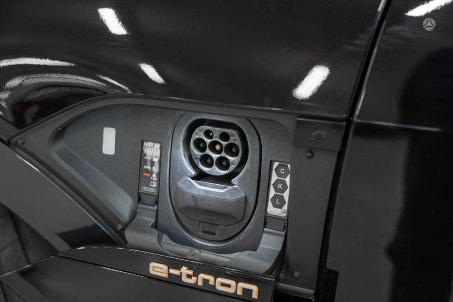 Черный Ауди E-Tron 2022 в Вильнюс, объемом двигателя 0.00 л и пробегом 58 тыс. км за 27900 €, фото 23 на AUTOMOTO.COM.LV