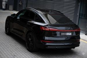 Black Audi E-Tron 2022 in Vilnius, with an engine capacity of 0.00 L and mileage of 45 thousand km for 36900 €, photo 3 on AUTOMOTO.COM.LV