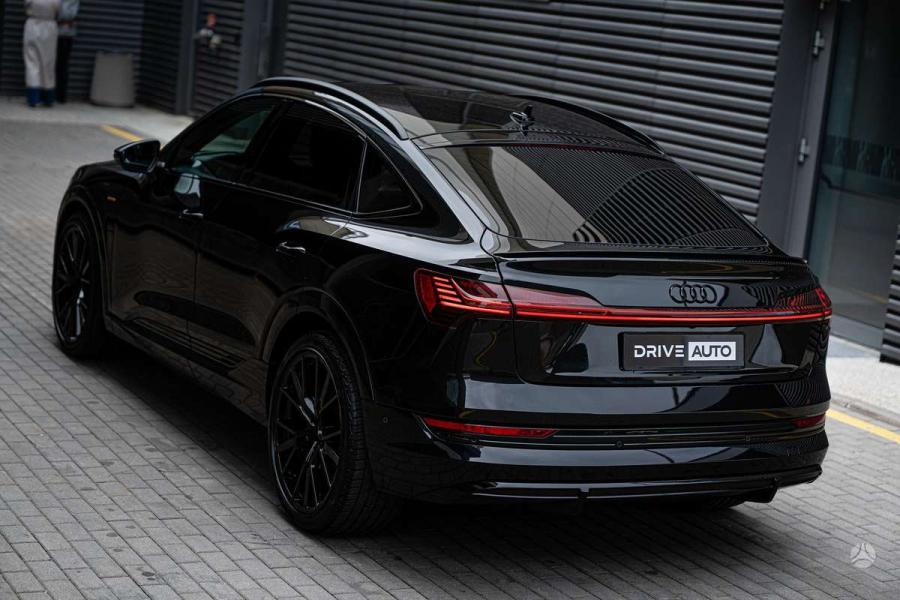 Black Audi E-Tron 2022 in Vilnius, with an engine capacity of 0.00 L and mileage of 45 thousand km for 36900 €, photo 3 on AUTOMOTO.COM.LV