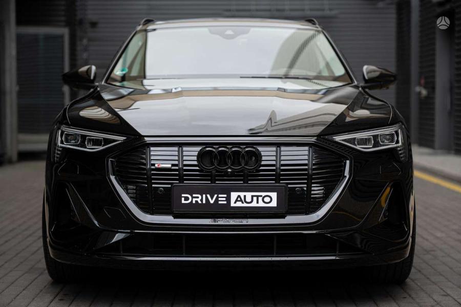 Black Audi E-Tron 2022 in Vilnius, with an engine capacity of 0.00 L and mileage of 45 thousand km for 36900 €, photo 4 on AUTOMOTO.COM.LV