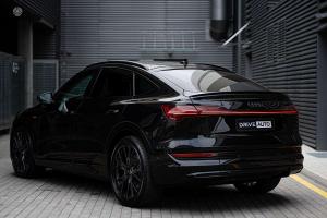 Black Audi E-Tron 2022 in Vilnius, with an engine capacity of 0.00 L and mileage of 45 thousand km for 36900 €, photo 21 on AUTOMOTO.COM.LV