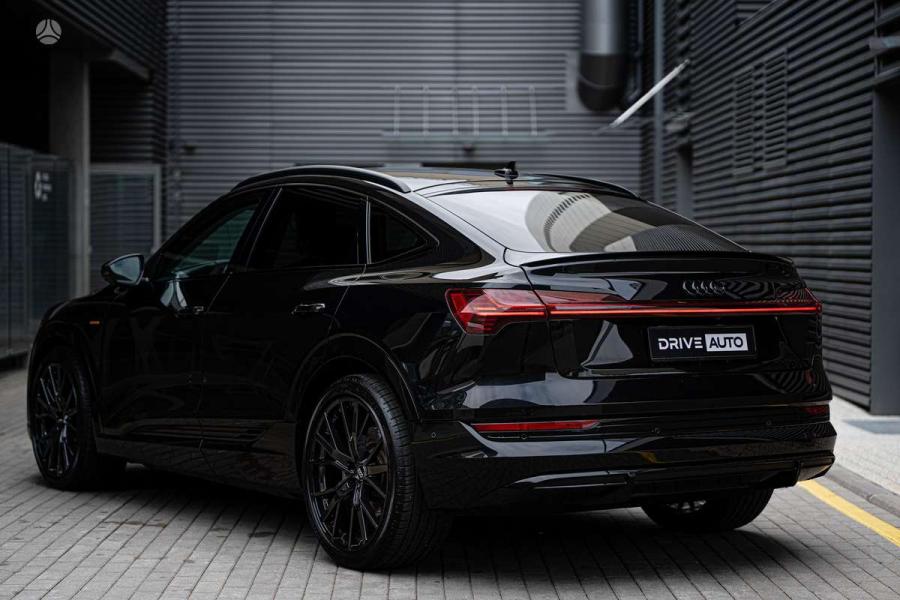 Black Audi E-Tron 2022 in Vilnius, with an engine capacity of 0.00 L and mileage of 45 thousand km for 36900 €, photo 21 on AUTOMOTO.COM.LV