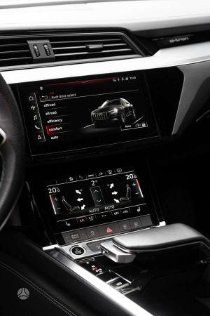 Black Audi E-Tron 2022 in Vilnius, with an engine capacity of 0.00 L and mileage of 45 thousand km for 36900 €, photo 30 on AUTOMOTO.COM.LV