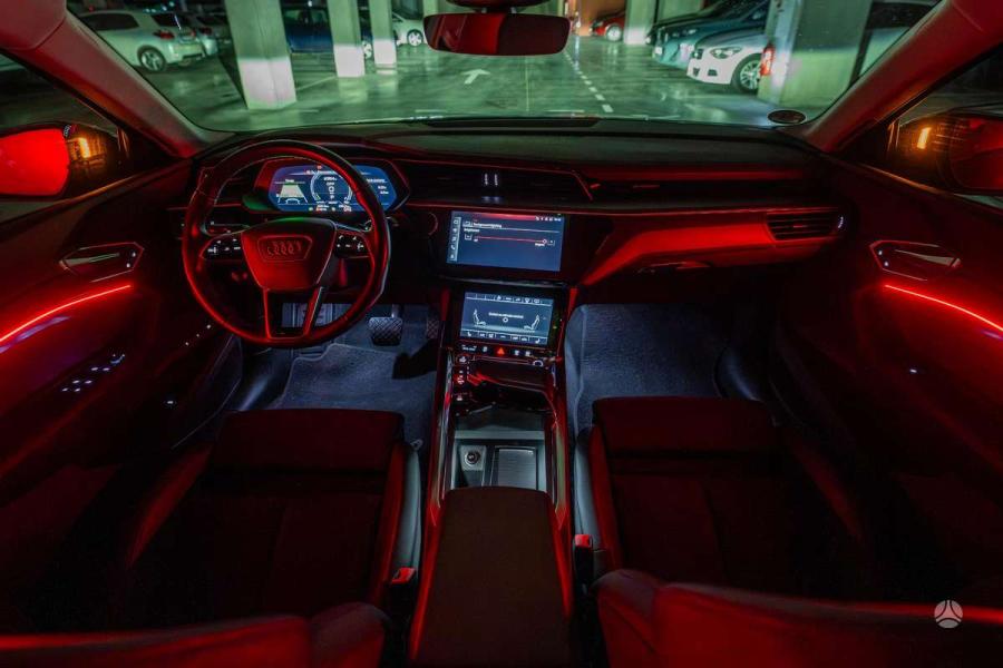 Black Audi E-Tron 2022 in Vilnius, with an engine capacity of 0.00 L and mileage of 45 thousand km for 36900 €, photo 35 on AUTOMOTO.COM.LV