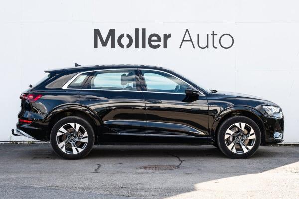 Black Audi E-Tron 2022 in Riga, with an engine capacity of 0.00 L and mileage of 60 thousand km for 31900 €, photo 5 on AUTOMOTO.COM.LV