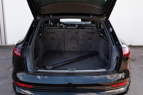 Black Audi E-Tron 2022 in Riga, with an engine capacity of 0.00 L and mileage of 60 thousand km for 31900 €, photo 9 on AUTOMOTO.COM.LV