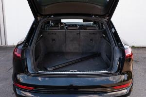 Melns Audi E-Tron 2022 Rīga, ar dzinēja tilpumu 0.00 L un nobraukumu 60 tūkst. km par 31900 €, foto 10 vietnē AUTOMOTO.COM.LV