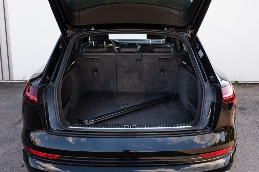 Melns Audi E-Tron 2022 Rīga, ar dzinēja tilpumu 0.00 L un nobraukumu 60 tūkst. km par 31900 €, foto 10 vietnē AUTOMOTO.COM.LV
