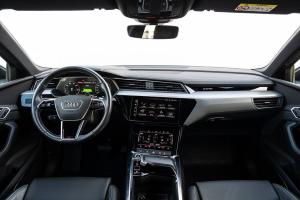 Melns Audi E-Tron 2022 Rīga, ar dzinēja tilpumu 0.00 L un nobraukumu 60 tūkst. km par 31900 €, foto 12 vietnē AUTOMOTO.COM.LV