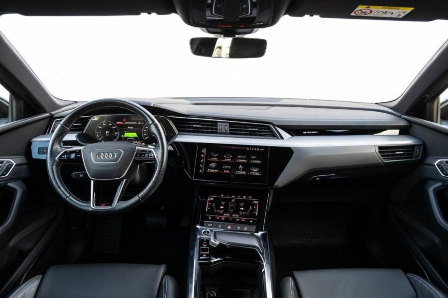 Melns Audi E-Tron 2022 Rīga, ar dzinēja tilpumu 0.00 L un nobraukumu 60 tūkst. km par 31900 €, foto 12 vietnē AUTOMOTO.COM.LV
