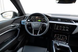 Melns Audi E-Tron 2022 Rīga, ar dzinēja tilpumu 0.00 L un nobraukumu 60 tūkst. km par 31900 €, foto 13 vietnē AUTOMOTO.COM.LV