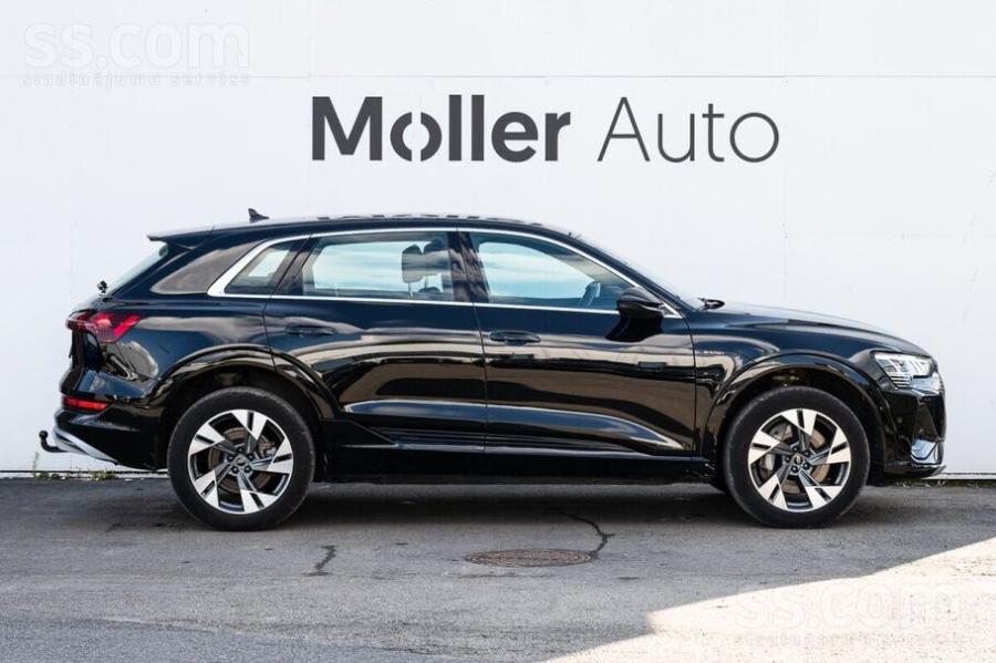Black Audi E-Tron 2022 in Riga, with an engine capacity of 0.00 L and mileage of 60 thousand km for 31900 €, photo 6 on AUTOMOTO.COM.LV