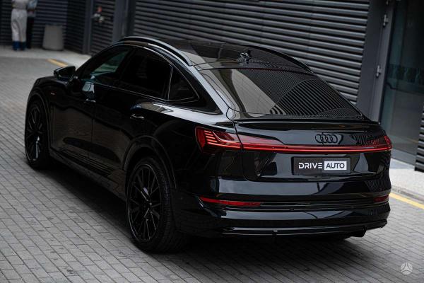Black Audi E-Tron 2022 in Vilnius, with an engine capacity of 0.00 L and mileage of 45 thousand km for 36900 €, photo 2 on AUTOMOTO.COM.LV