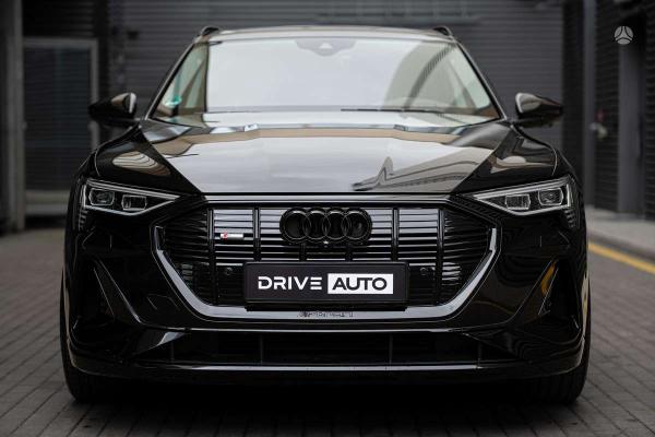 Black Audi E-Tron 2022 in Vilnius, with an engine capacity of 0.00 L and mileage of 45 thousand km for 36900 €, photo 3 on AUTOMOTO.COM.LV