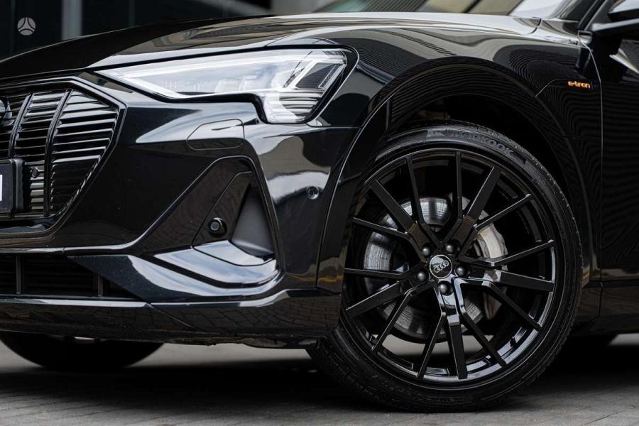 Black Audi E-Tron 2022 in Vilnius, with an engine capacity of 0.00 L and mileage of 45 thousand km for 36900 €, photo 19 on AUTOMOTO.COM.LV