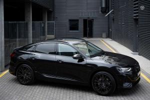 Black Audi E-Tron 2022 in Vilnius, with an engine capacity of 0.00 L and mileage of 45 thousand km for 36900 €, photo 20 on AUTOMOTO.COM.LV