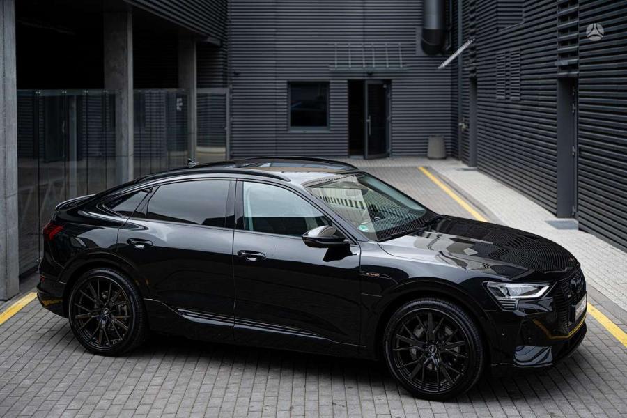 Black Audi E-Tron 2022 in Vilnius, with an engine capacity of 0.00 L and mileage of 45 thousand km for 36900 €, photo 20 on AUTOMOTO.COM.LV